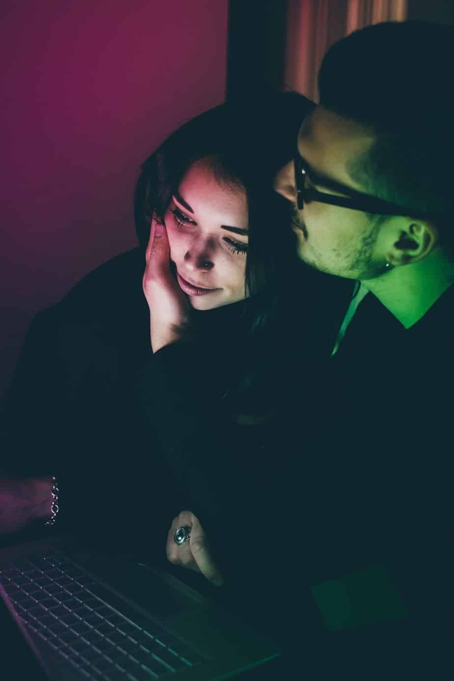 14 Zeichen, dass er sich in dich verliebt hat – schwer!