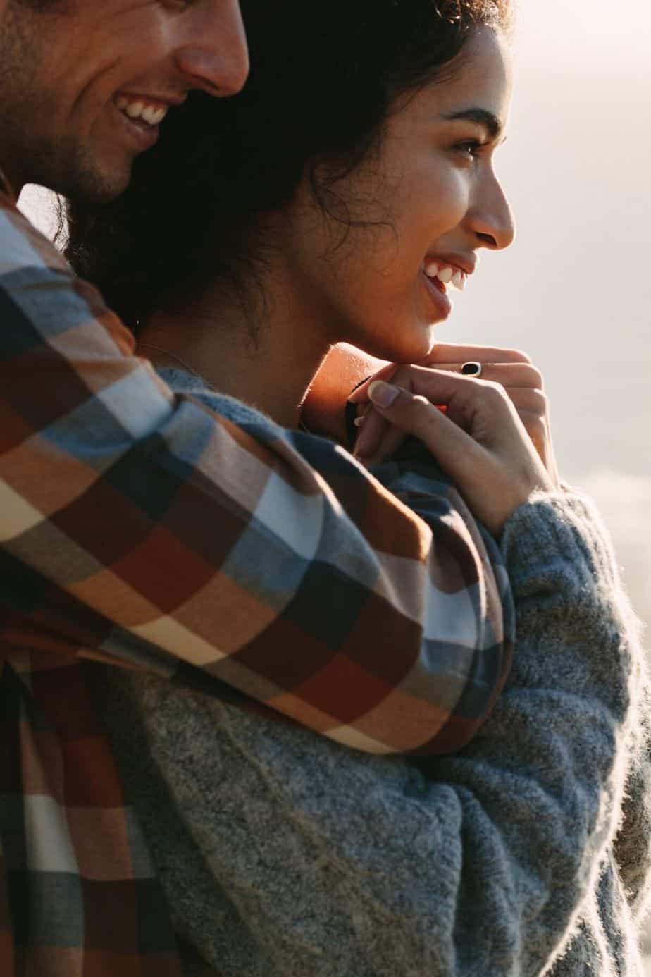 14 Zeichen, dass er sich in dich verliebt hat – schwer!