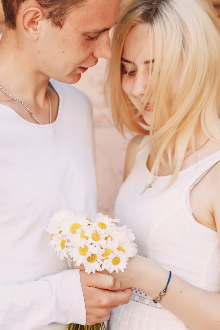 14 Zeichen, dass er sich in dich verliebt hat – schwer!