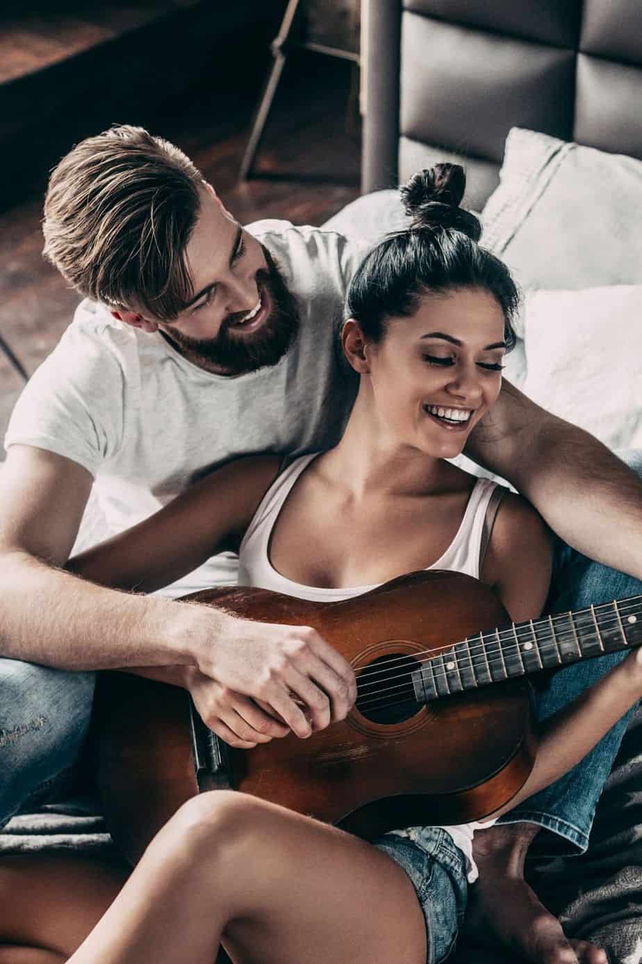 14 Zeichen, dass er sich in dich verliebt hat – schwer!