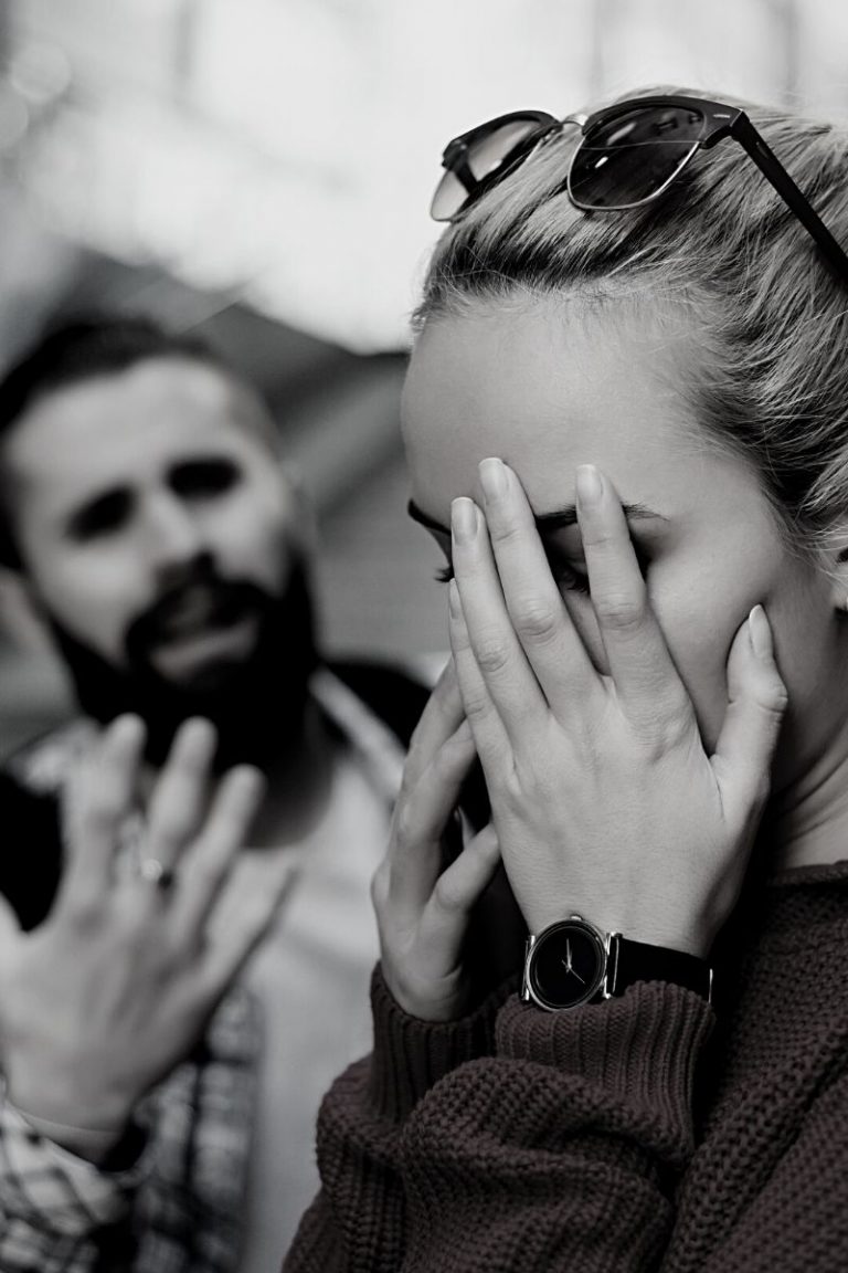 Emotionale Manipulation: 14 Arten, auf die Leute dich im Kopf ...