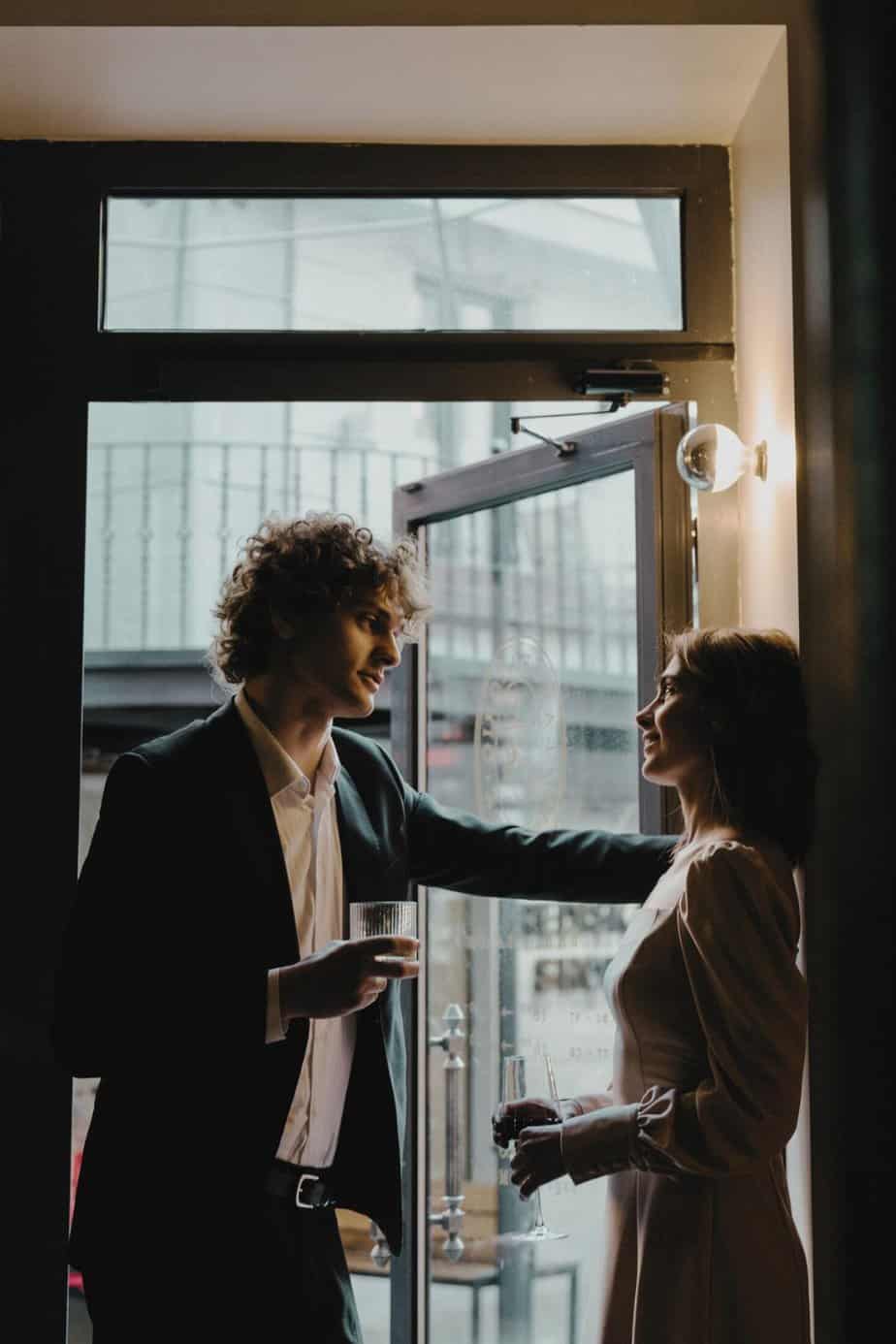 7 Hinweise der Körpersprache, die die wahren Gefühle eines Mannes für ...